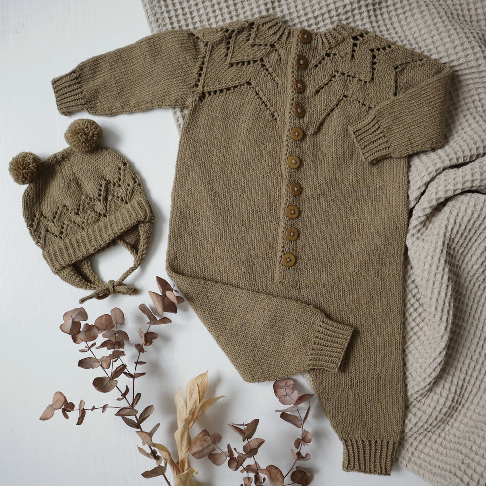 Feder Overall und Mütze – Stroff Knitting